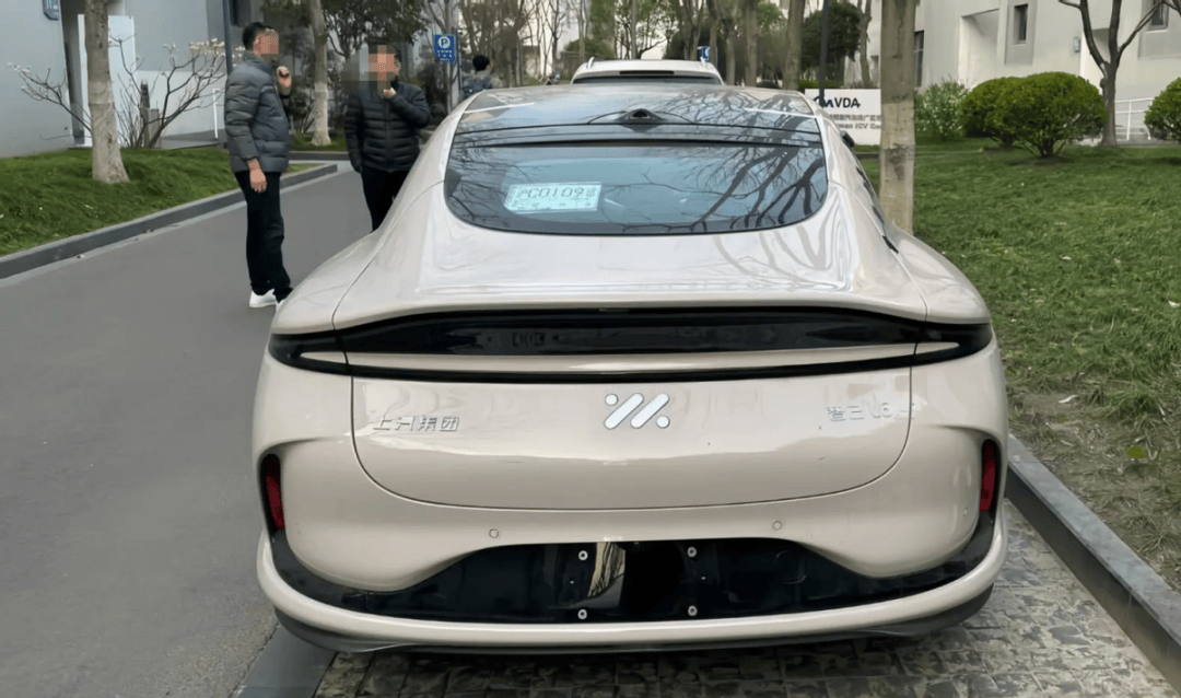 21万起？搭载固态电池，最高续航超1000km，智己L6实车亮相！_搜狐汽车_搜狐网