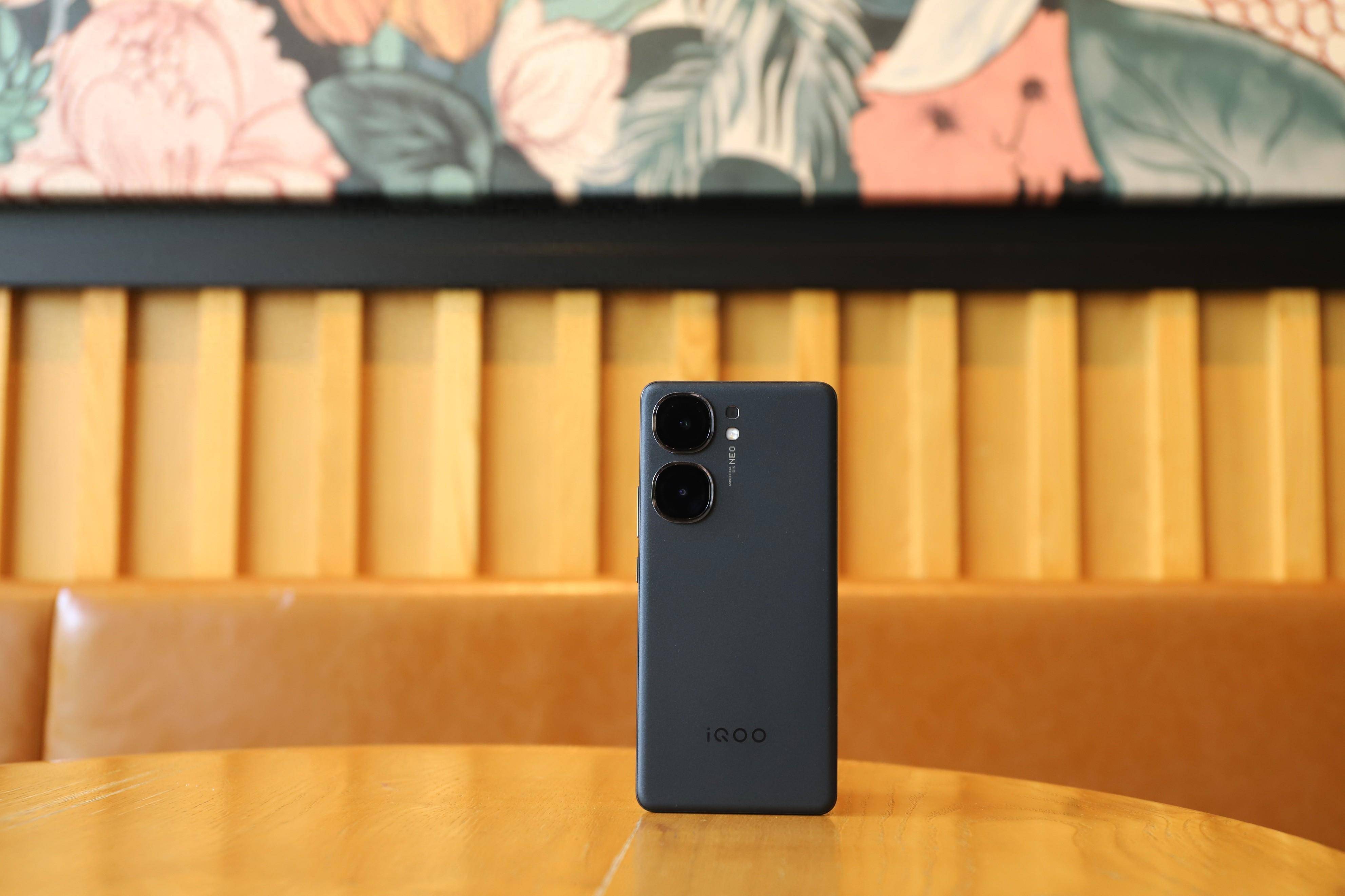 iQOO Neo9格斗黑图赏：游戏玩家的心头好，2299元值得买吗？_手机_内置_电池