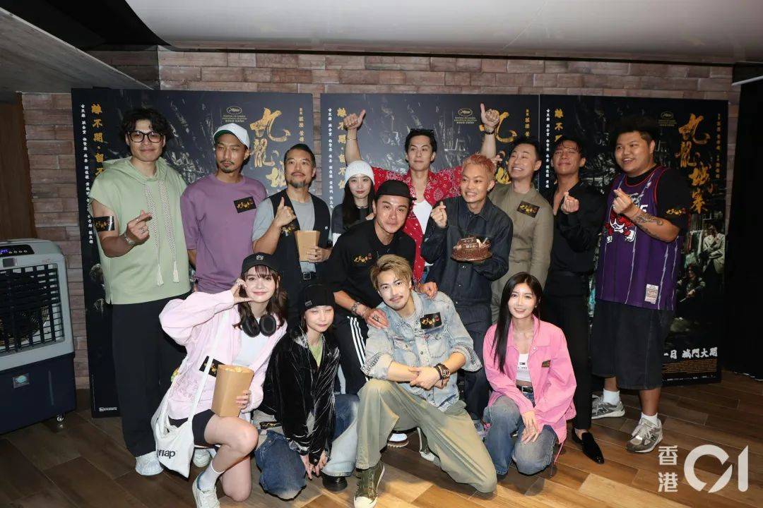 林峯新电影上映，吴卓羲与绯闻女友到场支持，刻意分开坐，全场零交流_好友_目光_九龙城寨