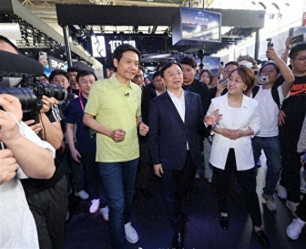 雷军车展同款绿色t恤火了 法国轻奢品牌 打完折1490元 马斯克 乔布斯 网友