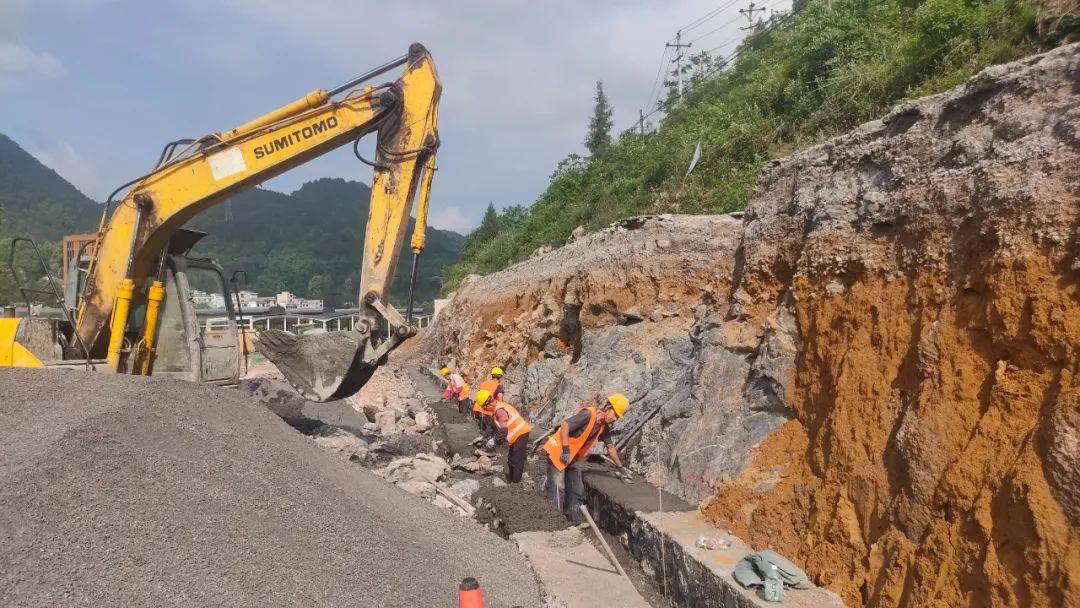 假期不打烊，G354江口凯德至两路口公路改扩建项目火热推进中_施工人员_工程_防护