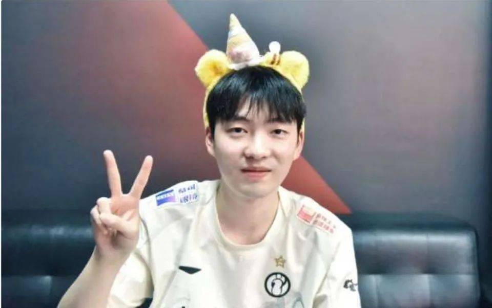 Faker喜提2个新皮肤！姿态4连胜被终结，小微笑怒喷MLXG：没脑子_队伍_大战队_选手