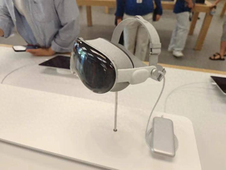 Apple Vision Pro开售！“门店体验名额都排满了”_苹果_产品_消费者