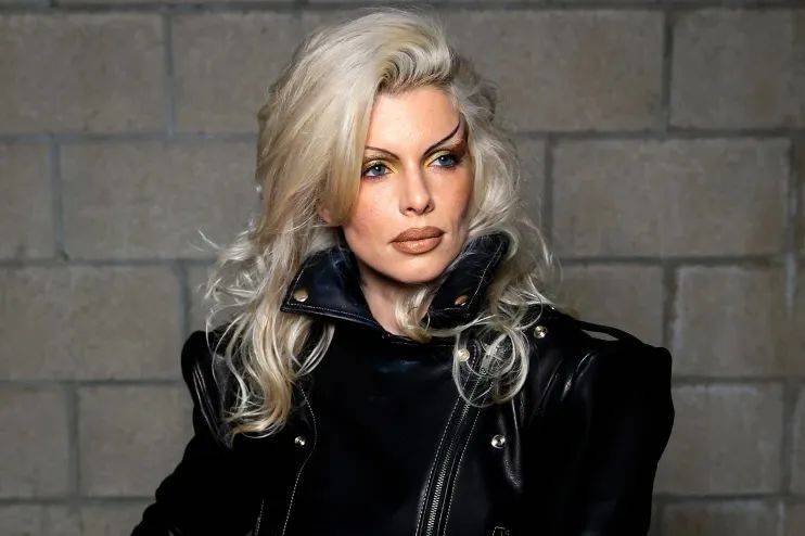 Ye 前女友宣布出柜：“和Ye 一起只是希望他不再骚扰 Kim！”_Julia_Fox_交往