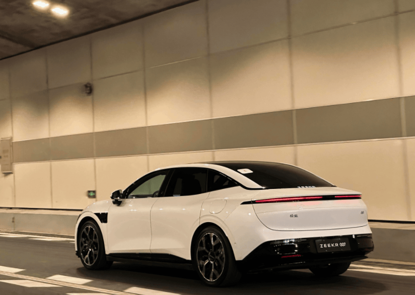 极氪007能否击败小鹏P7i和小米SU7，成为电动智能车顶流？_搜狐汽车_搜狐网