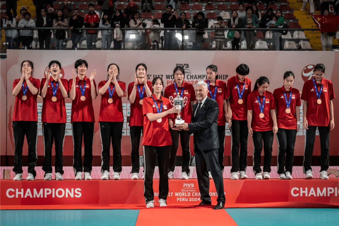 龚翔宇接班人 16岁MVP霸气表态 代表中国女排 参加奥运会_杨舒茗_排球_训练