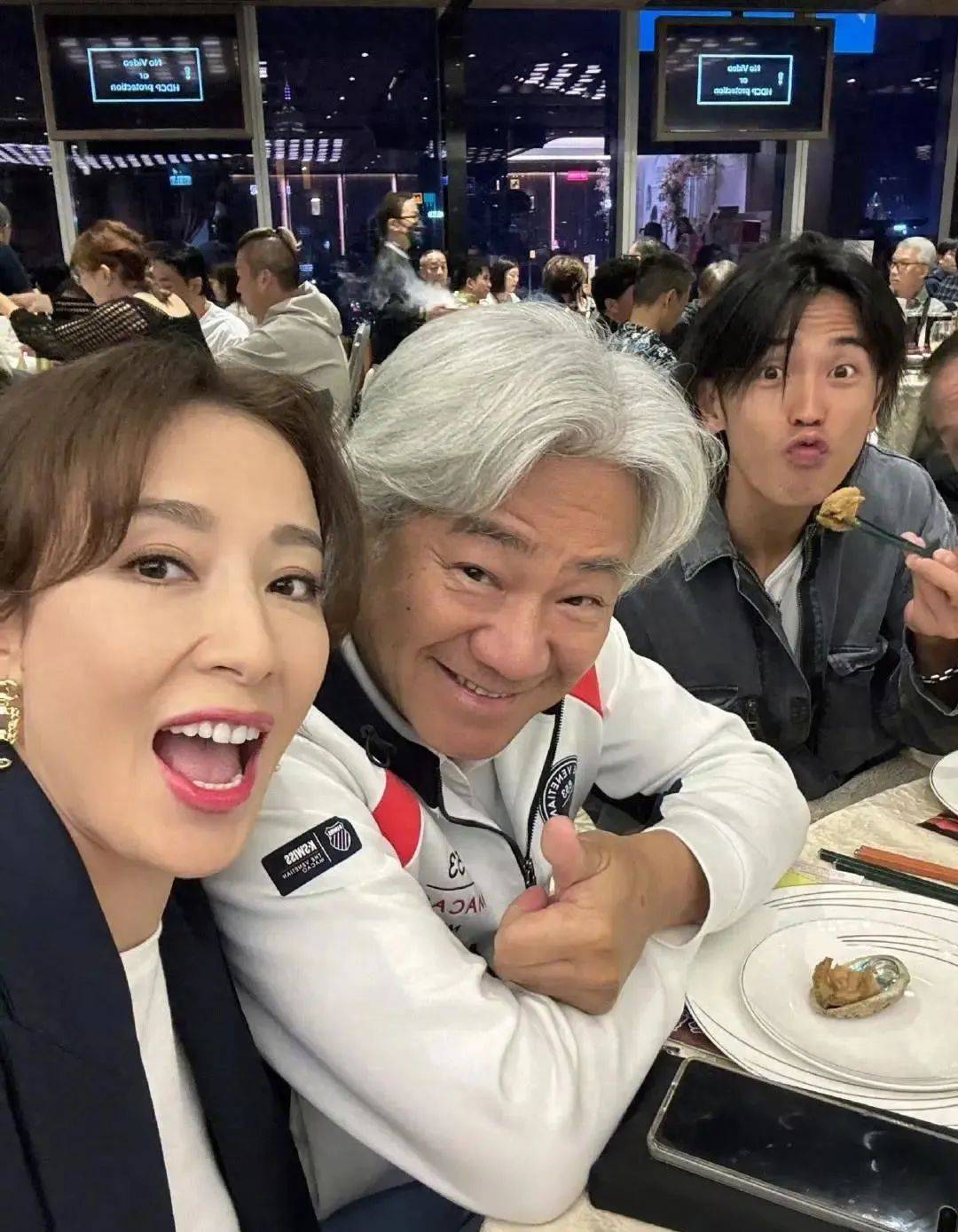 好久不见！66岁知名港星参演TVB新剧，开劳斯莱斯参加活动，大热天穿皮衣_尹扬明_观众_黑色