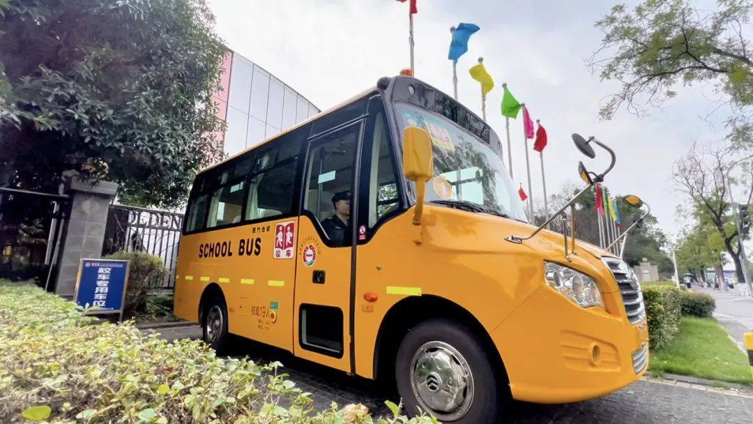 听说，这些金苹果幼儿园都有校车_Bus_孩子_School