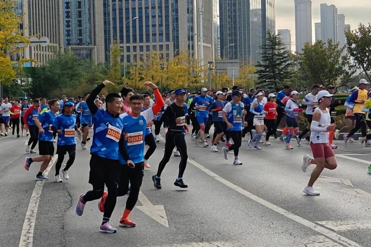 第34届大连马拉松赛开跑 中国选手包揽冠军_丁常琴_何杰_季军
