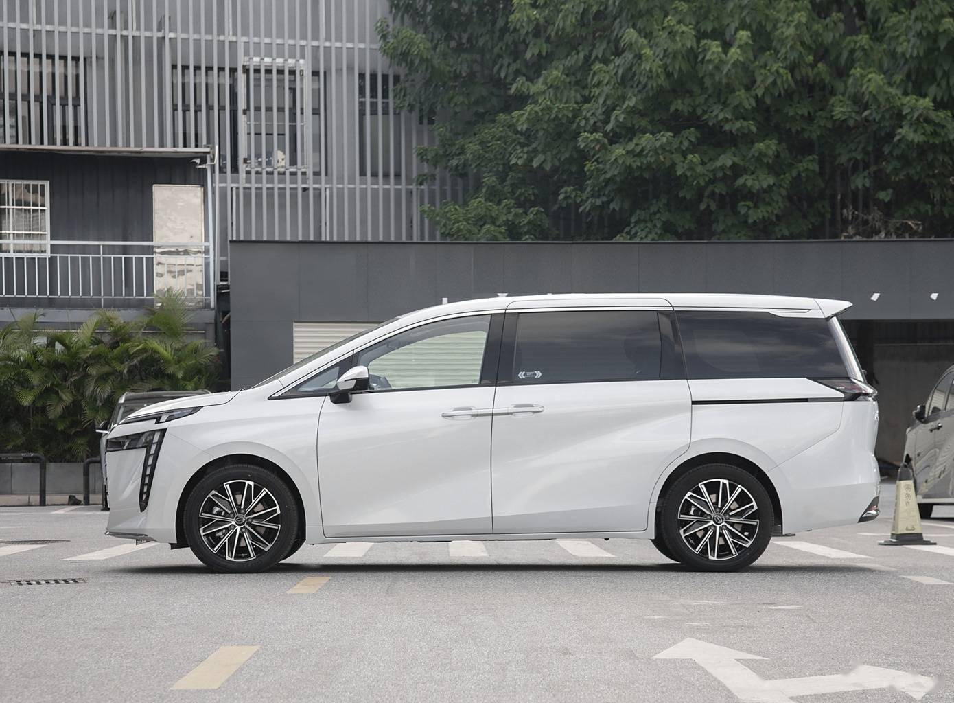 不到20万的混动中型MPV，传祺E8到底值不值得入手？_搜狐汽车_搜狐网