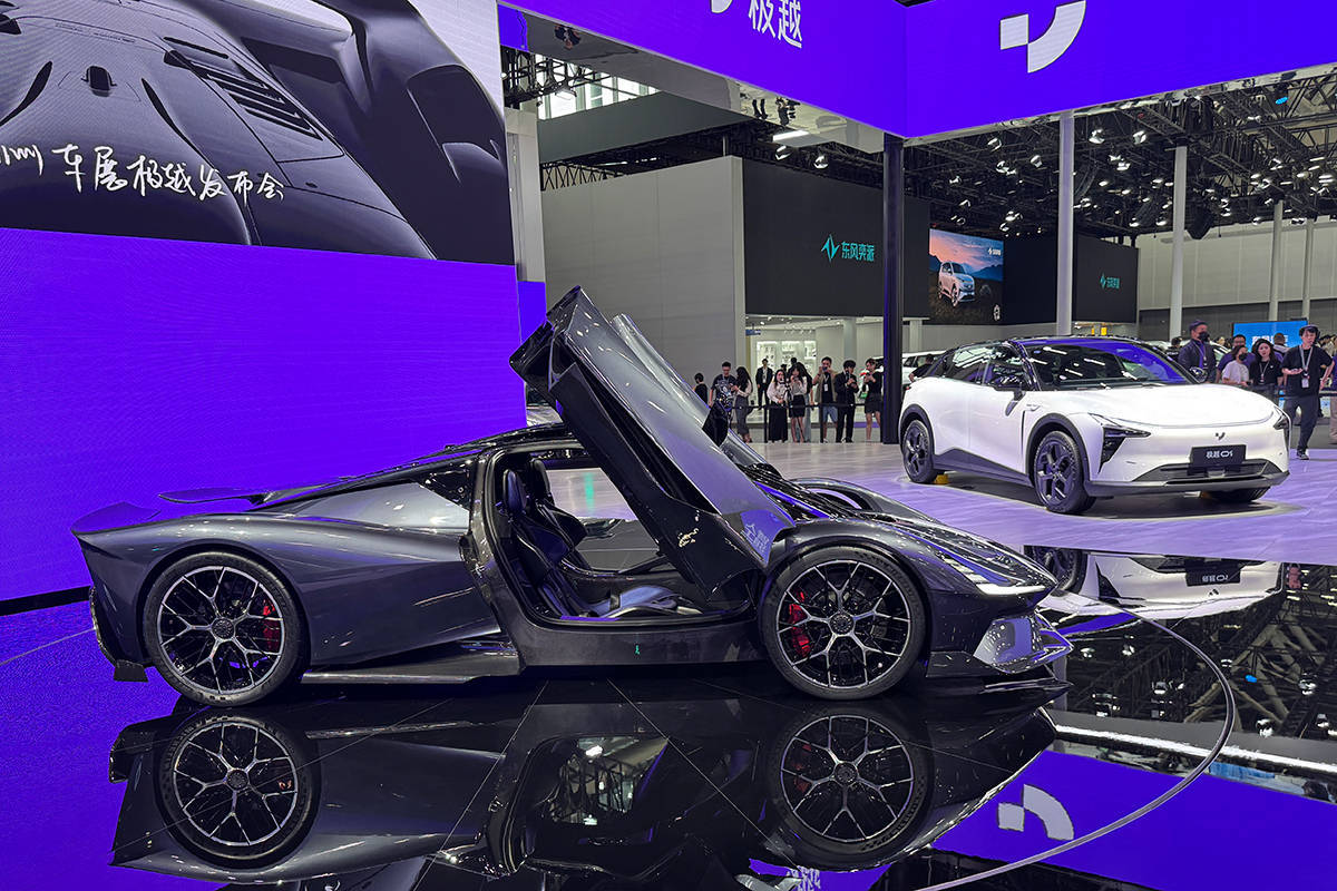 极越ROBO X概念车亮相2024广州车展，鹰翼门设计四电机系统引关注，开启预订热潮_搜狐汽车_搜狐网