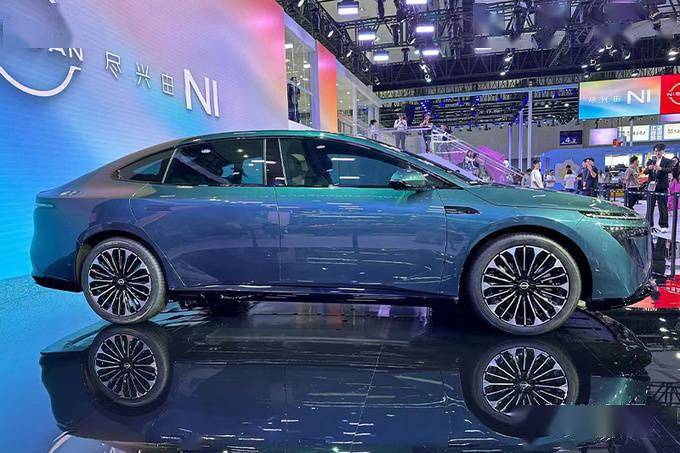 日产全新纯电轿车N7亮相：搭载高通8295P芯片，挑战比亚迪汉EV！_搜狐汽车_搜狐网
