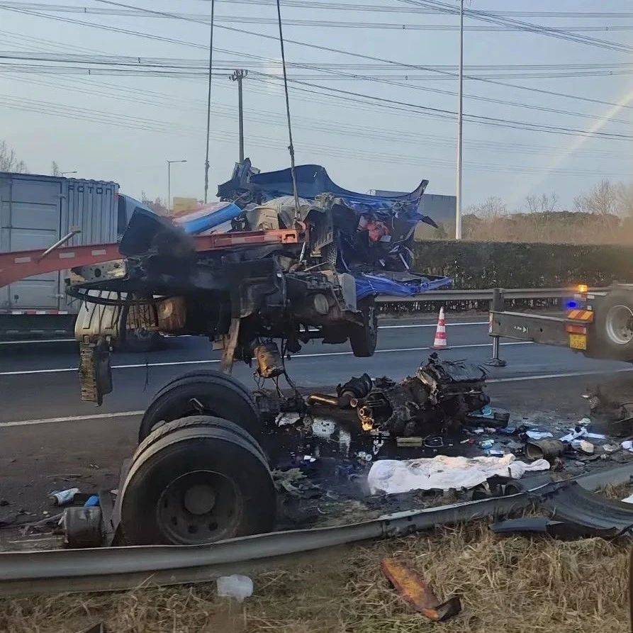 事发G1503上海绕城高速！2起事故3人受伤，后车驾驶室严重变形，车辆零件散落一地_路段_处置