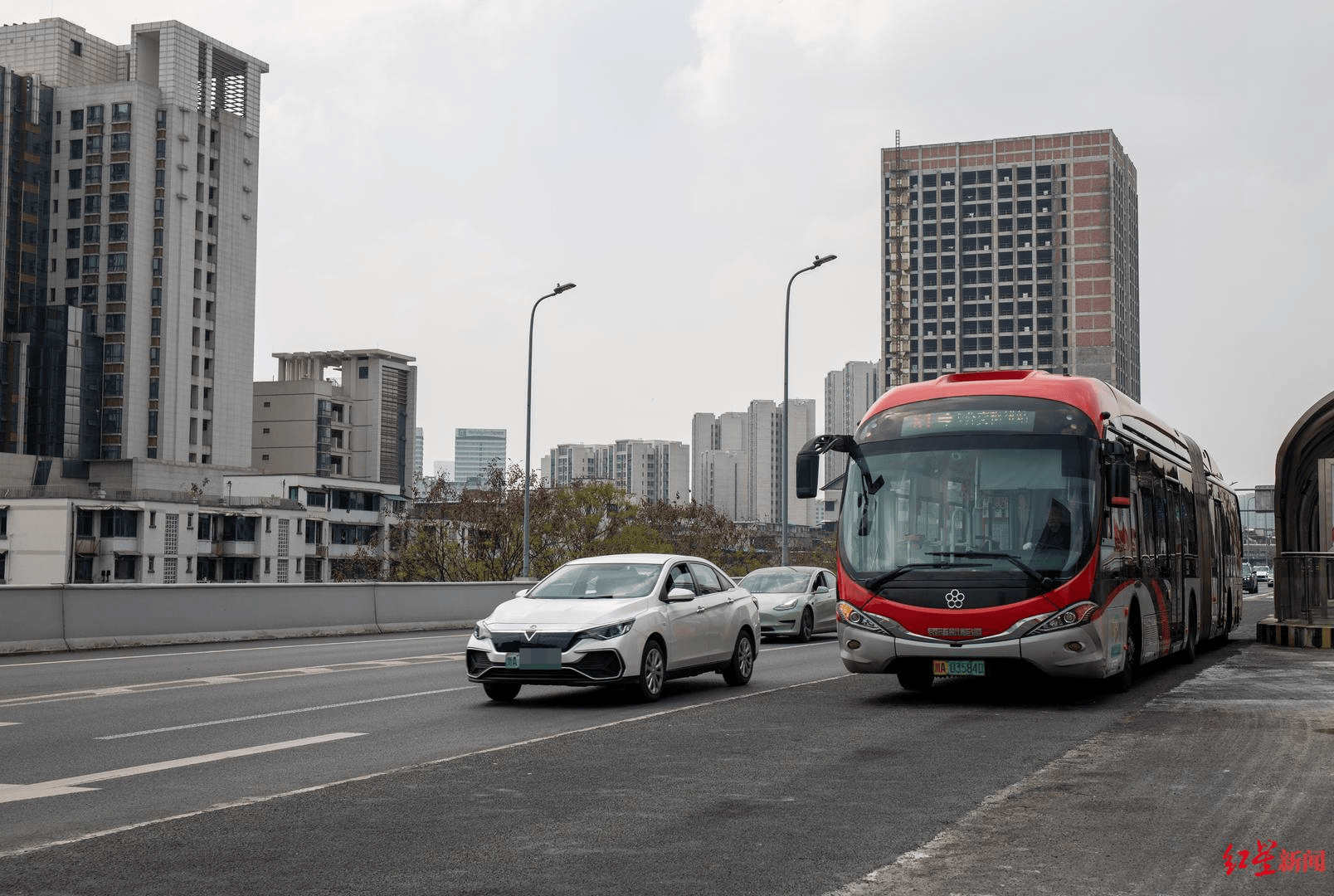 抚平“路面皱纹”，成都二环高架6个BRT站台预计4月底焕新_整治_施工_站点