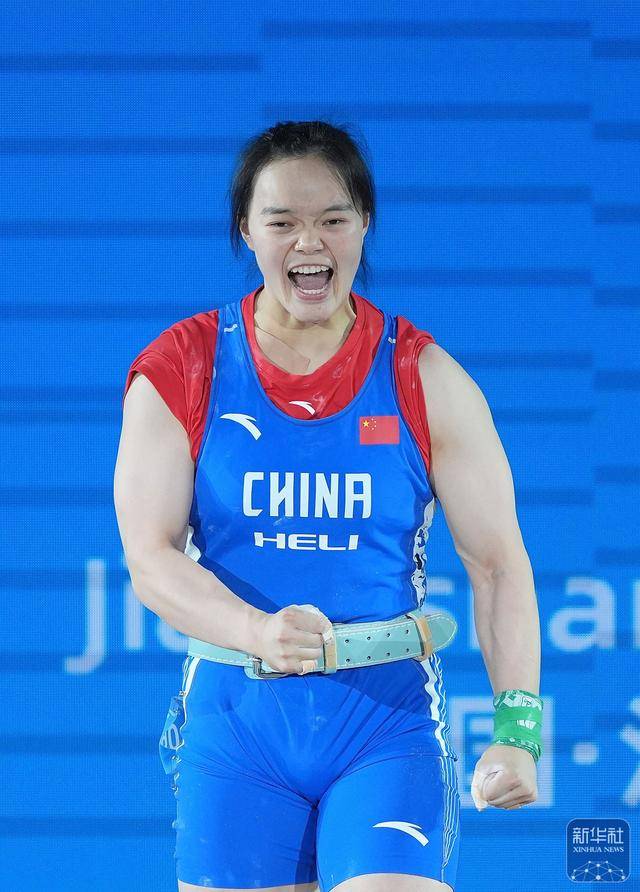 举重 | 杨秋霞亚锦赛上刷新女子71公斤级抓举世界纪录_挺举_选手_比赛