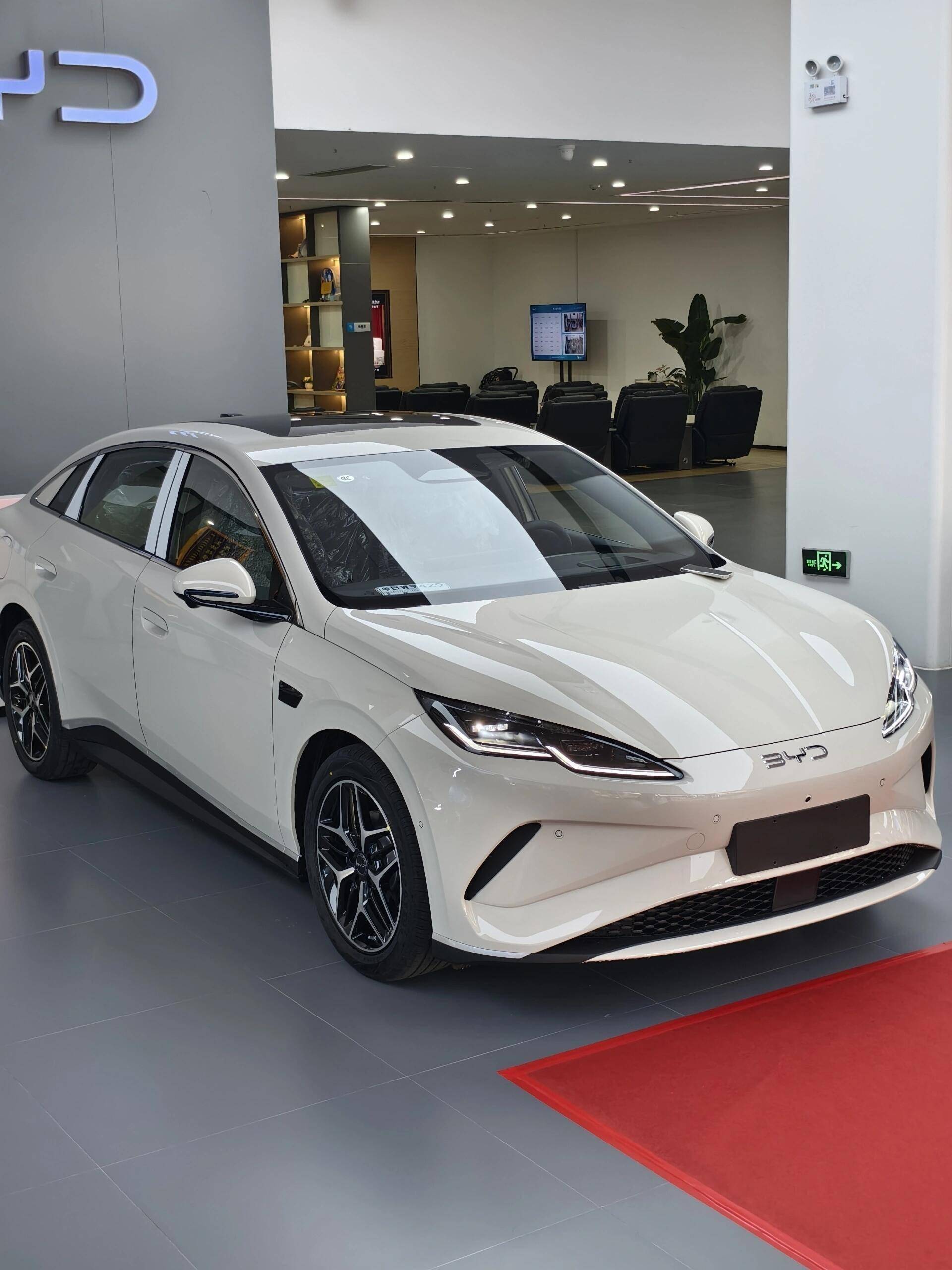 比亚迪海豹06EV到店，中型纯电轿车新选择，续航545km配置丰富_搜狐汽车_搜狐网