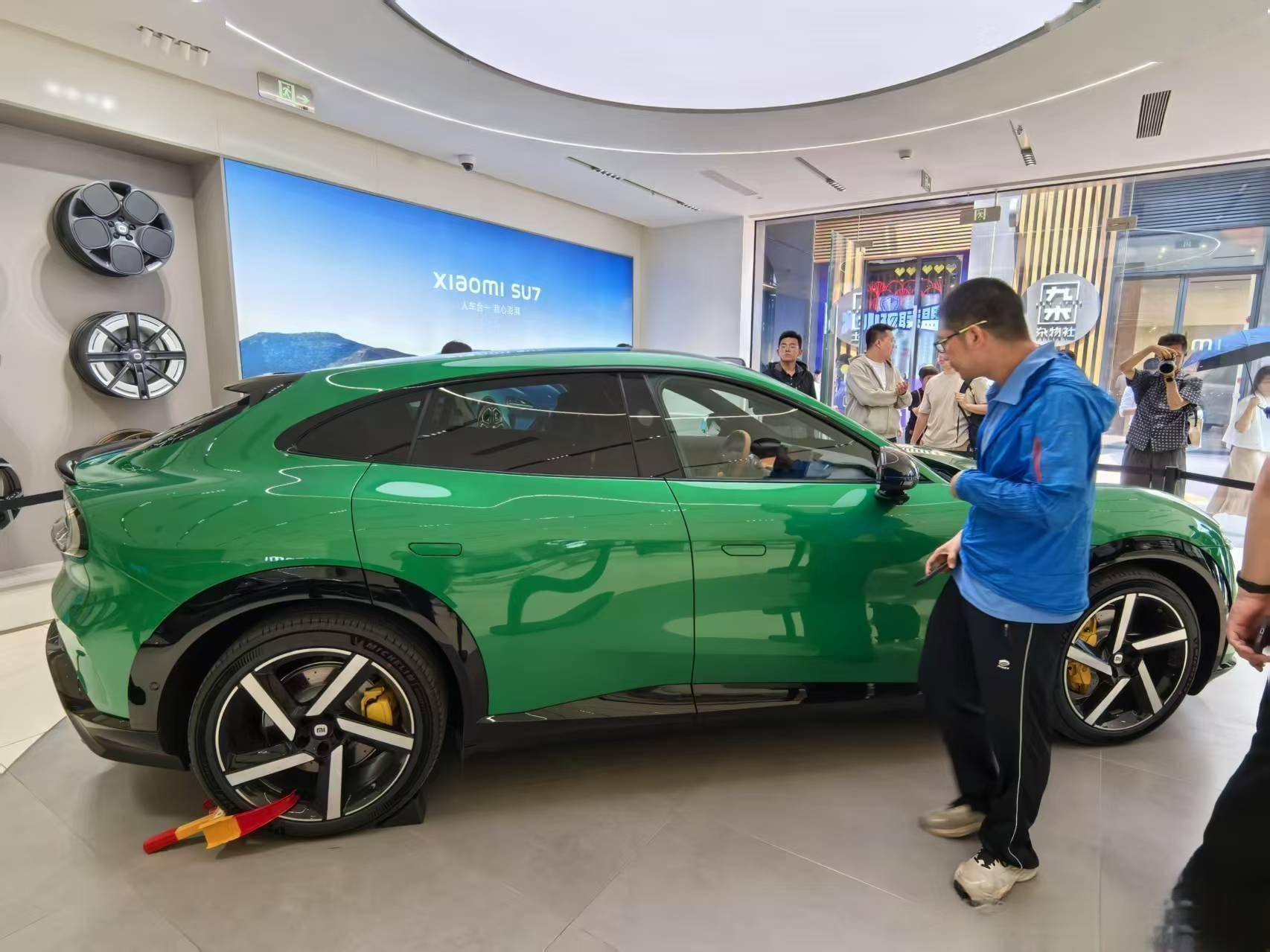 小米汽车YU7惊艳亮相北京13店，不开门静态展示引发热议！_搜狐汽车_搜狐网