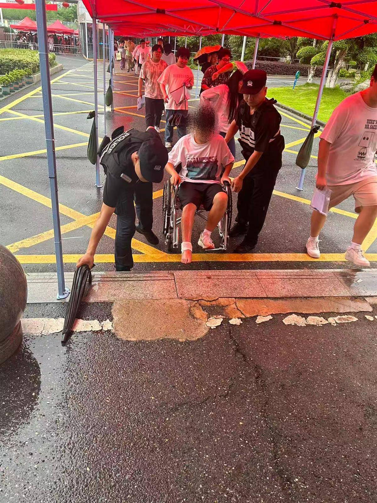 江夏民警暖心服务，高考三天接力护送骨折考生进出考场郑店汤文慧夏艳 2132