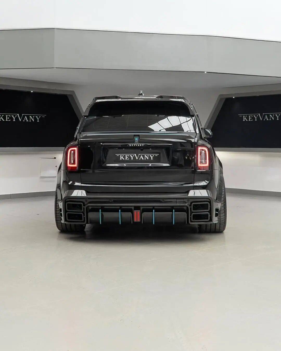 【中东土豪专属】劳斯莱斯库里南Series II被魔改！Keyvany Hayula II亮相：宽体轮拱+蓝黑撞色内饰_搜狐汽车_搜狐网