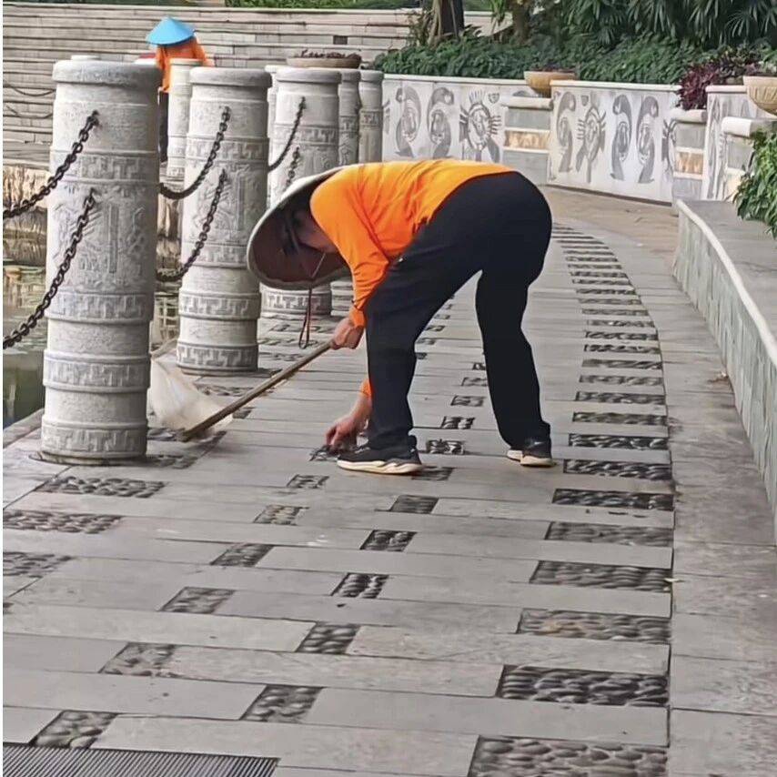 公园保洁员用抹布逐个清理石缝积水 公园回应 并非 为难 阿姨 为防止游客摔伤 用抹布紧急处理 南宁 工具房 作业