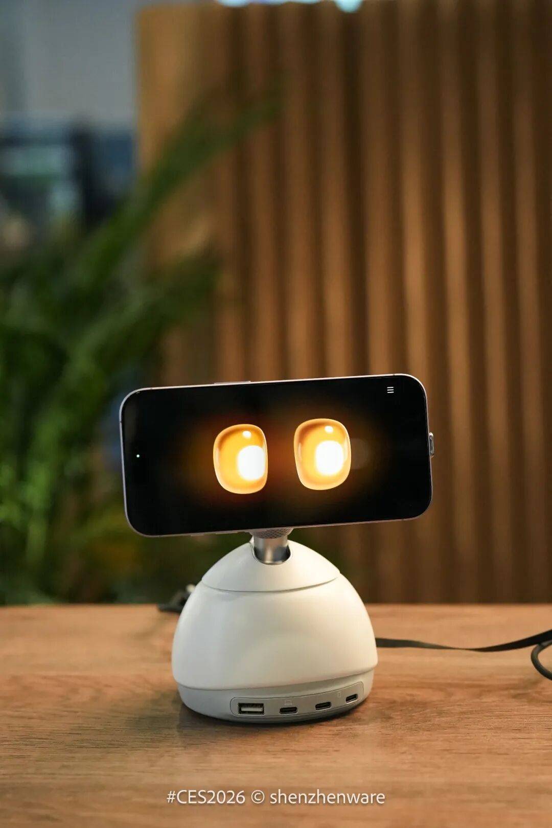 把具身 AI 养在桌面上：LOONA Deskmate 如何用刚需接住大模型的地气？| CES2026_Loona_智能_科技