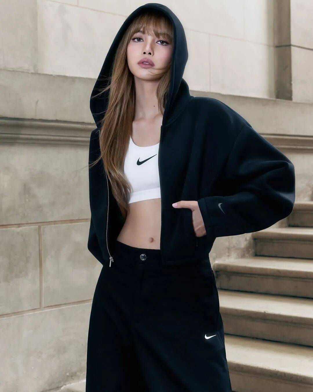 终于官宣！LISA 开启 Nike 合作新篇章，首秀造型全解析_耐克_全球_品牌